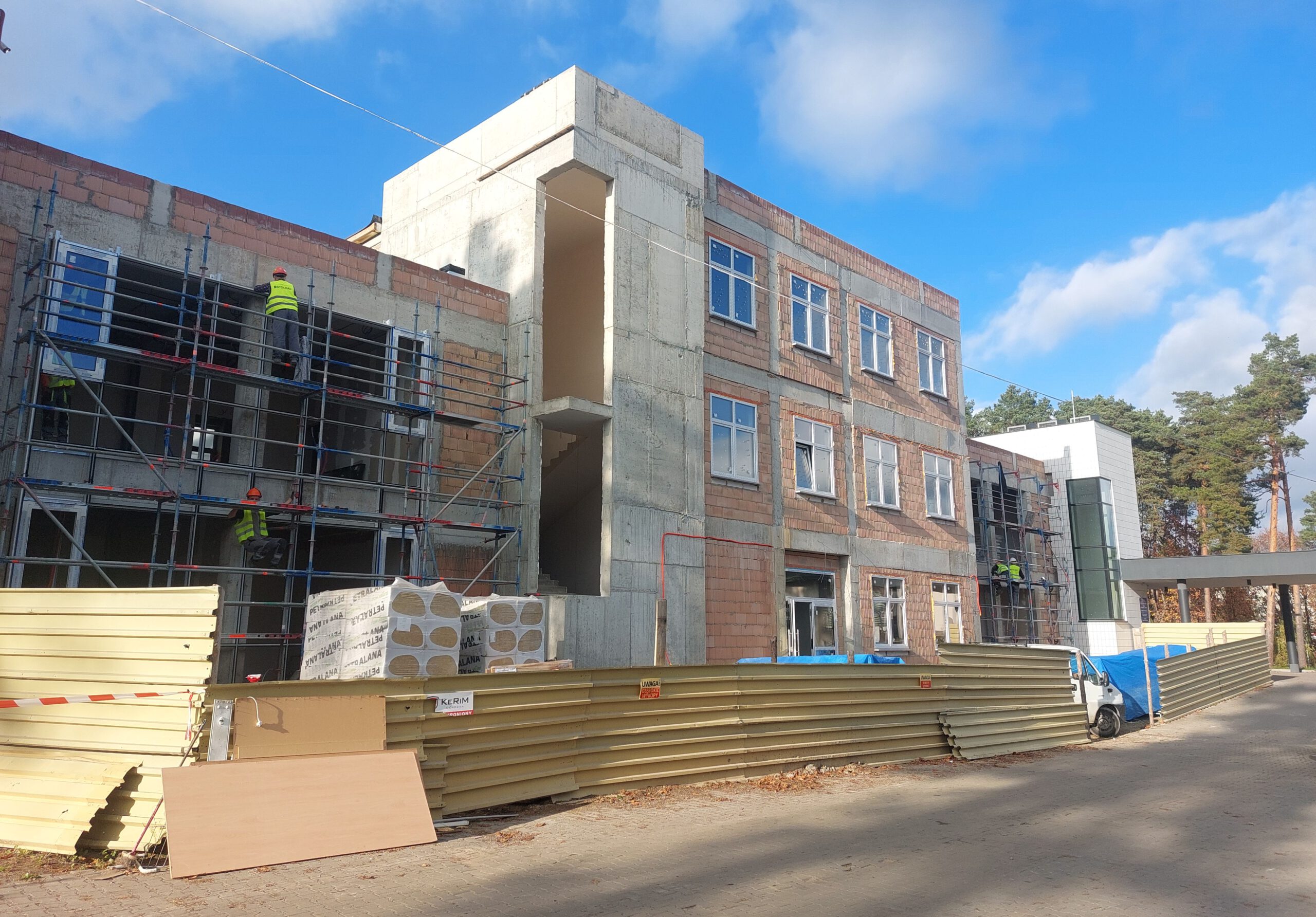 Drugi budynek szpitala powiatowego w Pionkach praktycznie gotowy. Co dzieje się na budowie ...