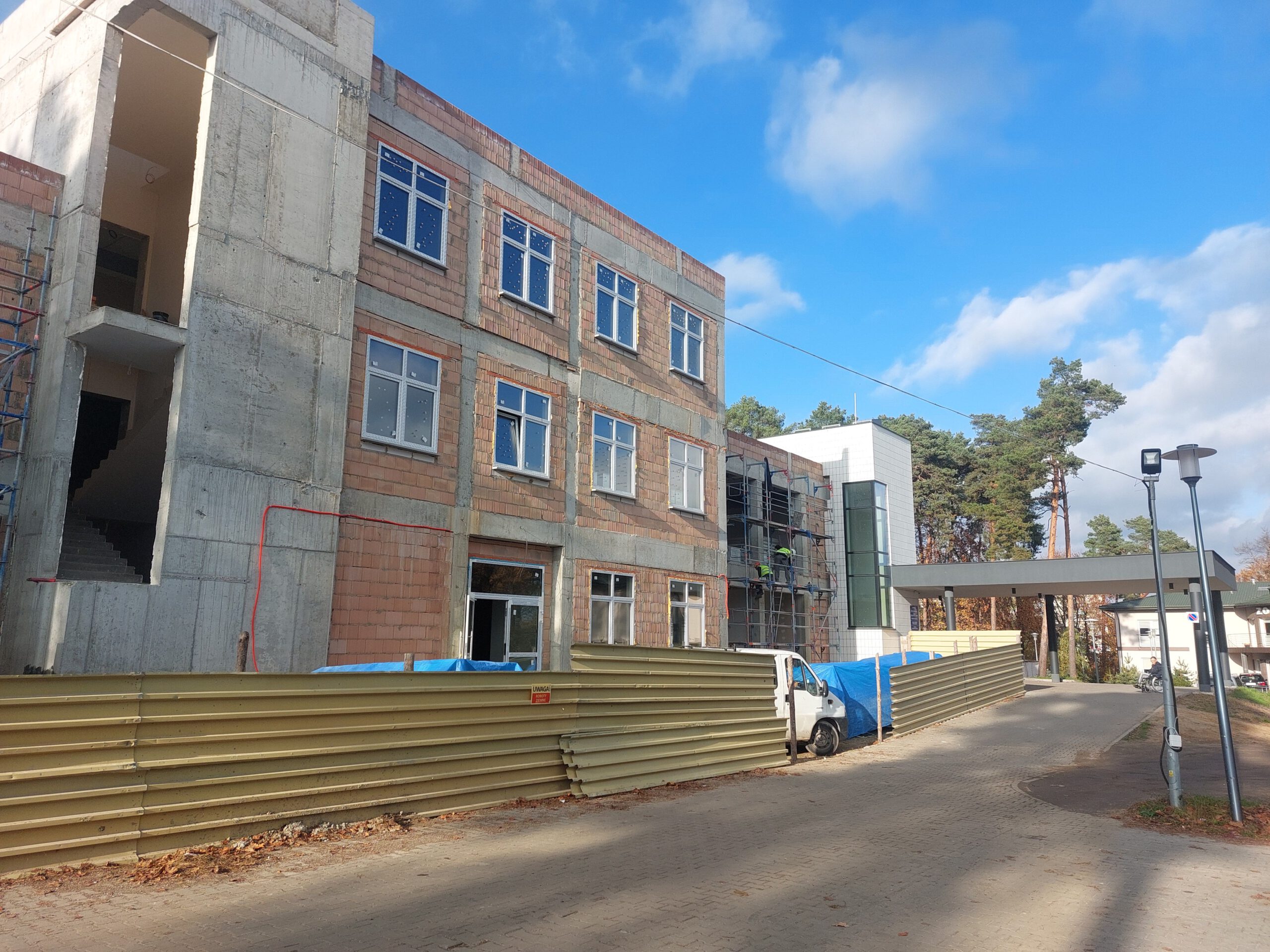 Drugi budynek szpitala powiatowego w Pionkach praktycznie gotowy. Co dzieje się na budowie ...