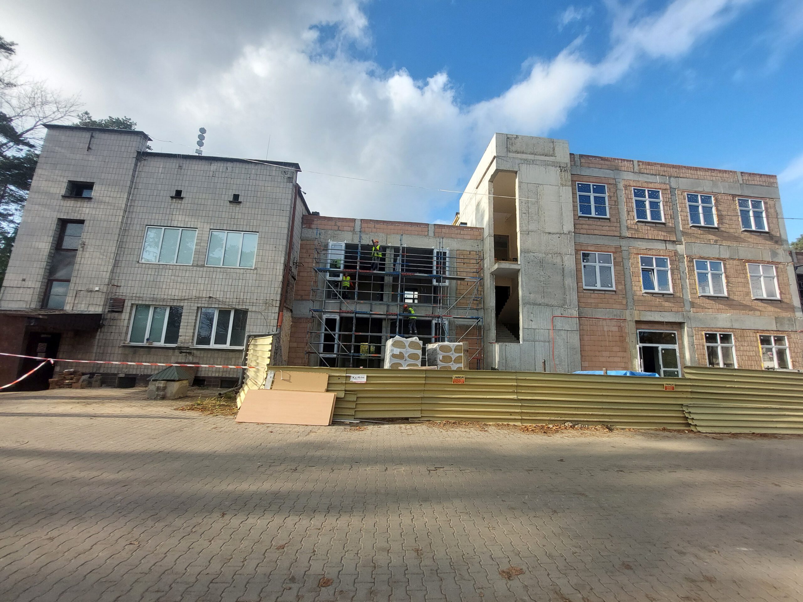 Drugi budynek szpitala powiatowego w Pionkach praktycznie gotowy. Co dzieje się na budowie ...