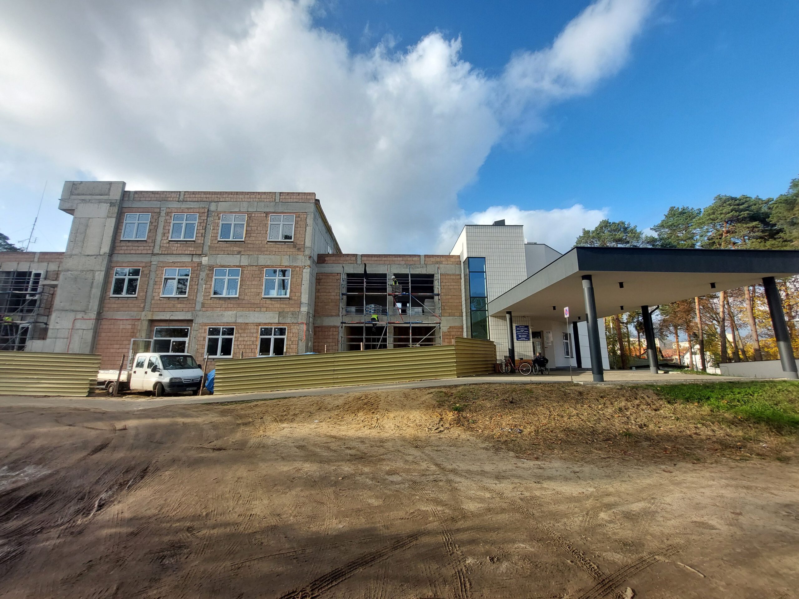 Drugi budynek szpitala powiatowego w Pionkach praktycznie gotowy. Co dzieje się na budowie ...